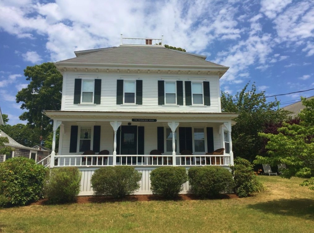Oak Bluffs 3 Story Colonial 6 BR House in Oak Bluffs #1338